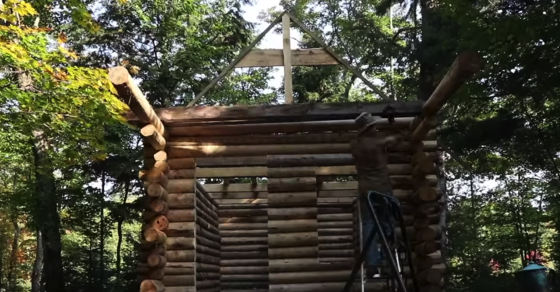 This Mesmerizing Timelapse Shows a Craftsman Building a Log Cabin by Hand
