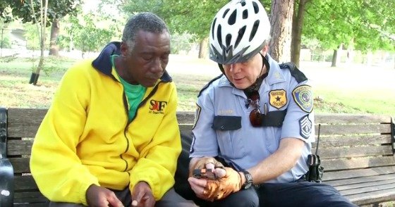 This Caring Police Officer Is Setting the Best Example for How to Help ...