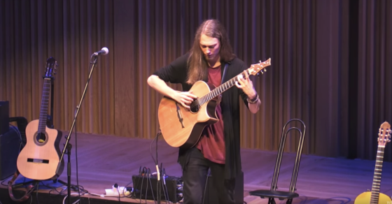 This Talented Musician Plays Every Part of a Song on a Single Guitar