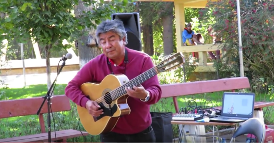 A Street Guitarist Draws a Crowd With His Jaw-Dropping Performance